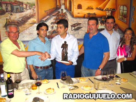 Javier Castaño recibe su trofeo como triunfador