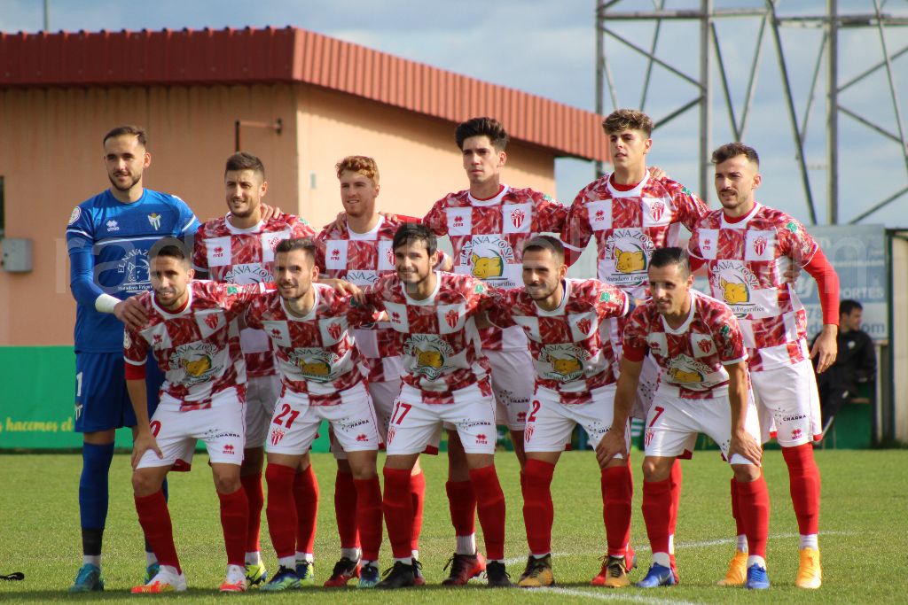 El Guijuelo volvió a jugar con la camiseta del jamón